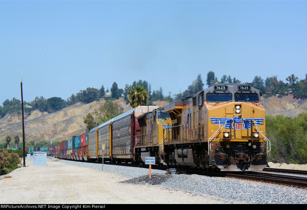 UP 7625 Climbing Beaumont Hill.